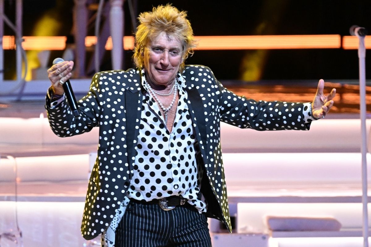 Rod Stewart Health Scare Sees Singer Use Oxygen During Concert
